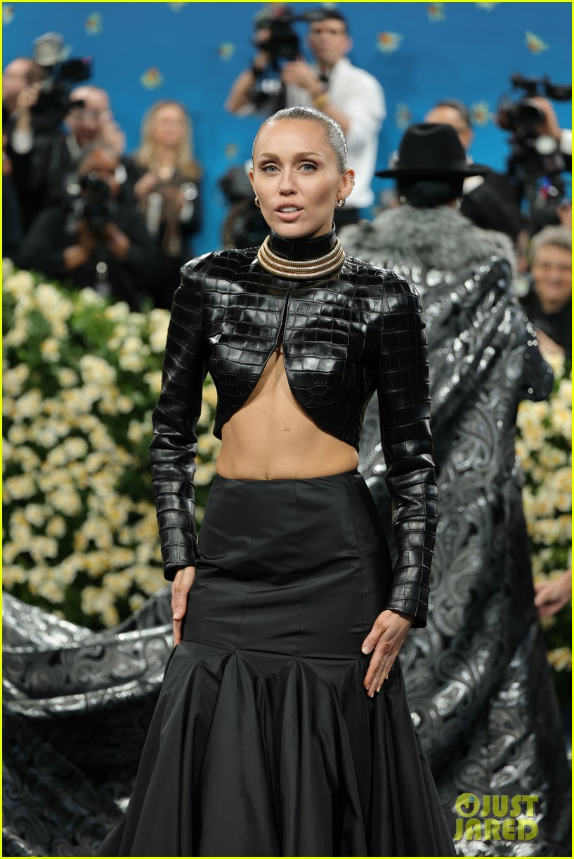 Miley Cyrus Is Tailored to Perfection in Alaïa at Met Gala 2025: Photo ...