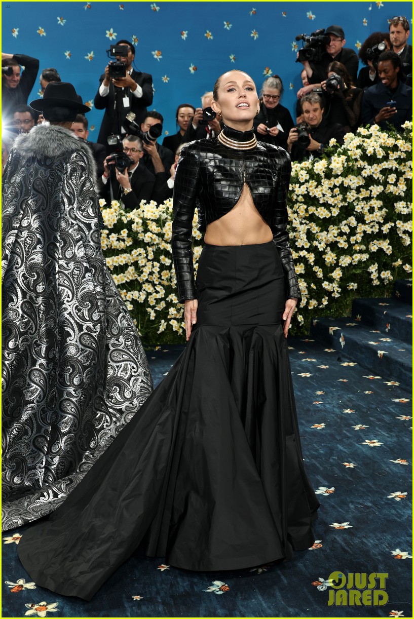 Miley Cyrus Is Tailored to Perfection in Alaïa at Met Gala 2025: Photo ...