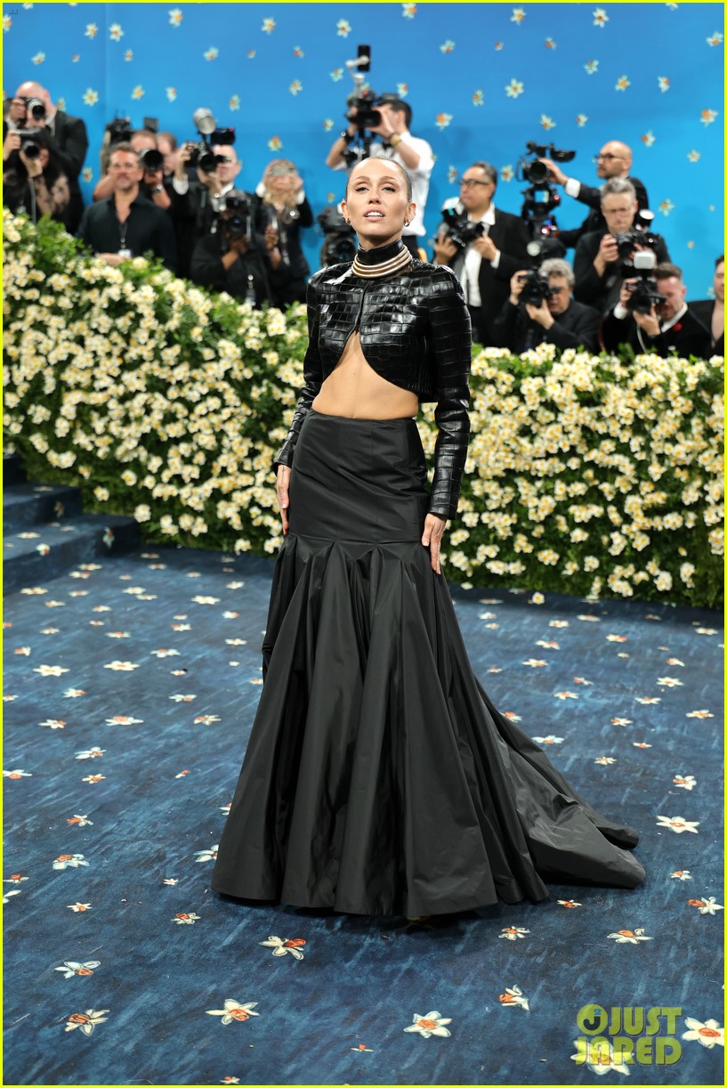 Miley Cyrus Is Tailored to Perfection in Alaïa at Met Gala 2025: Photo ...