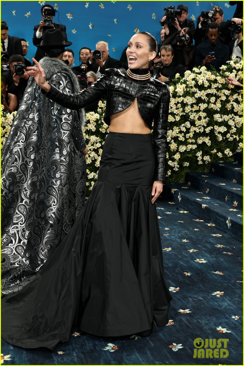 Miley Cyrus Is Tailored to Perfection in Alaïa at Met Gala 2025: Photo ...