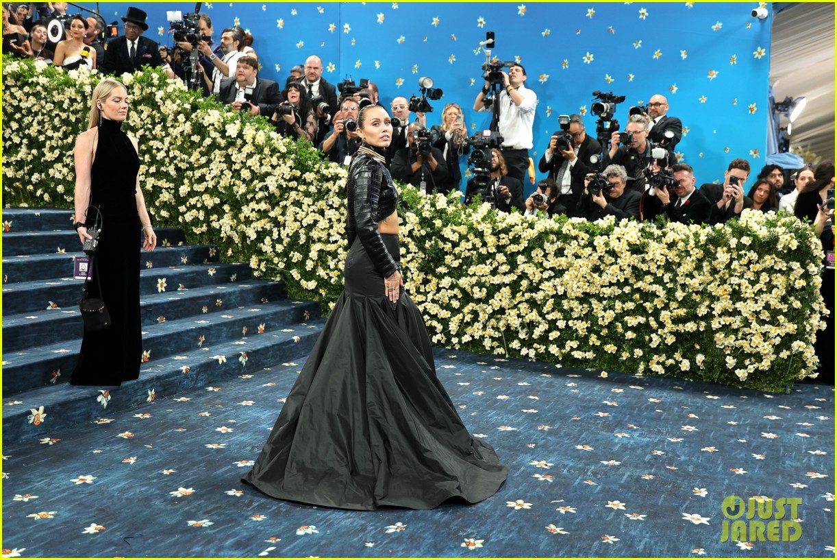 Miley Cyrus Is Tailored to Perfection in Alaïa at Met Gala 2025: Photo ...