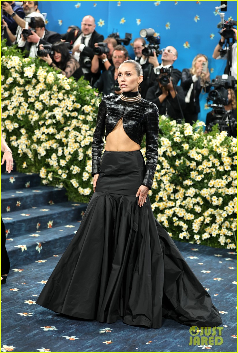 Miley Cyrus Is Tailored to Perfection in Alaïa at Met Gala 2025: Photo ...