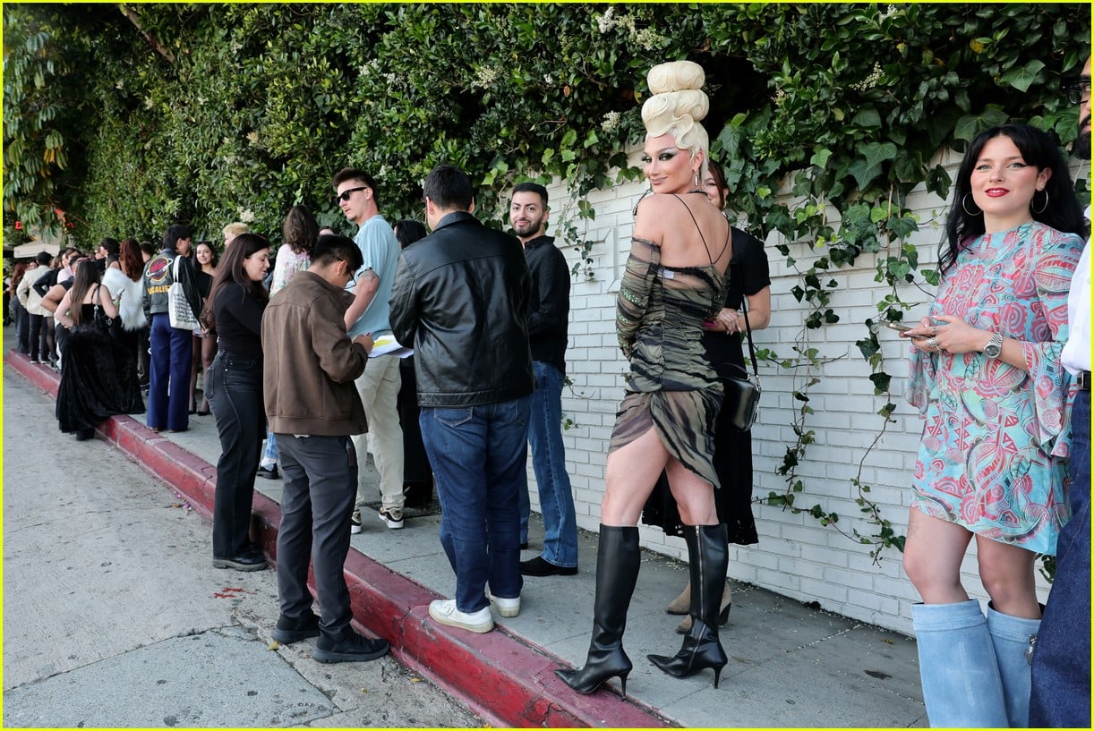 Miley Cyrus & TikTok Throw Surprise Performance for Fans at Chateau ...