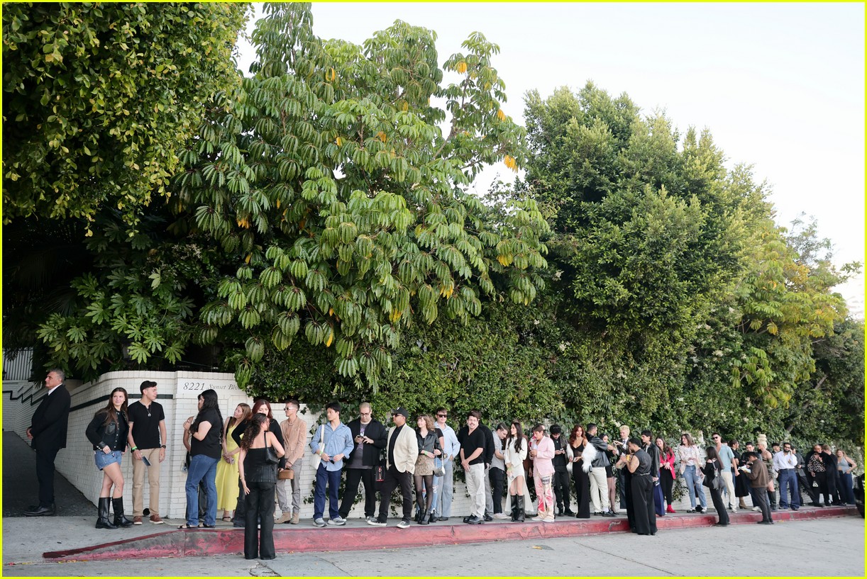 Miley Cyrus & TikTok Throw Surprise Performance for Fans at Chateau ...