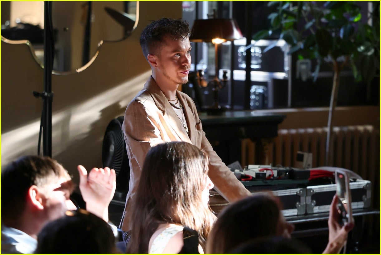 Miley Cyrus & TikTok Throw Surprise Performance for Fans at Chateau ...