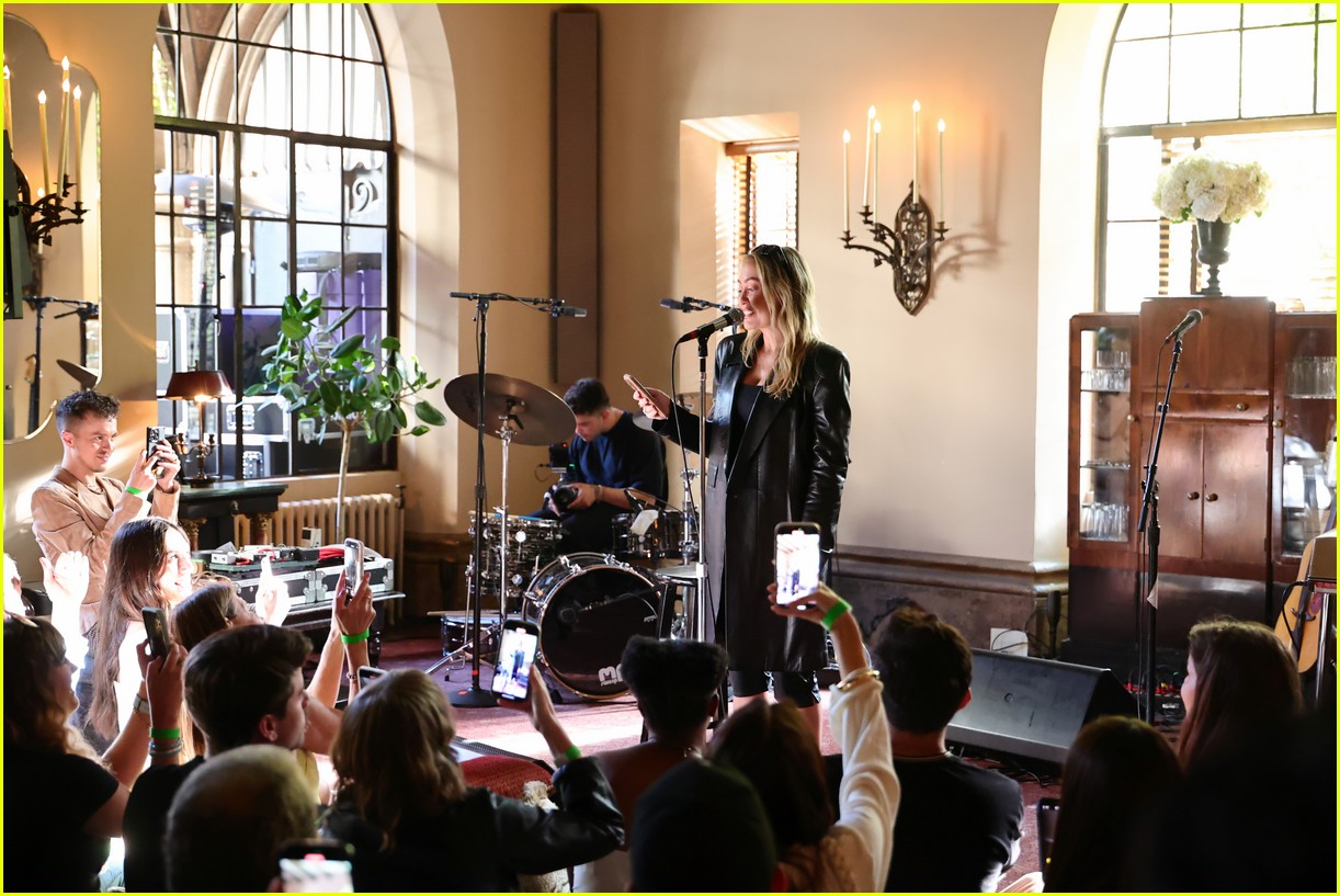 Miley Cyrus & TikTok Throw Surprise Performance for Fans at Chateau ...