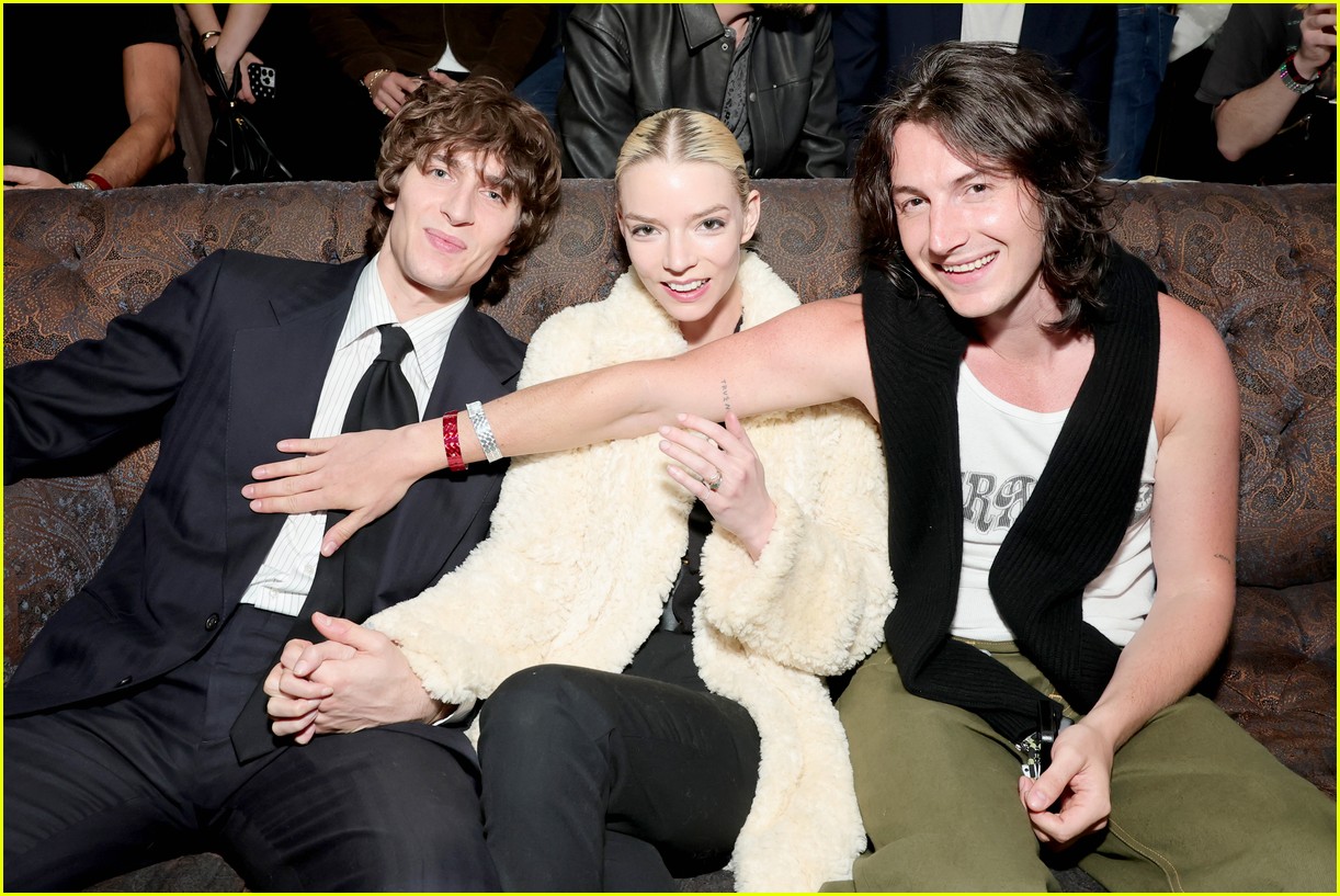 Miley Cyrus & TikTok Throw Surprise Performance for Fans at Chateau ...