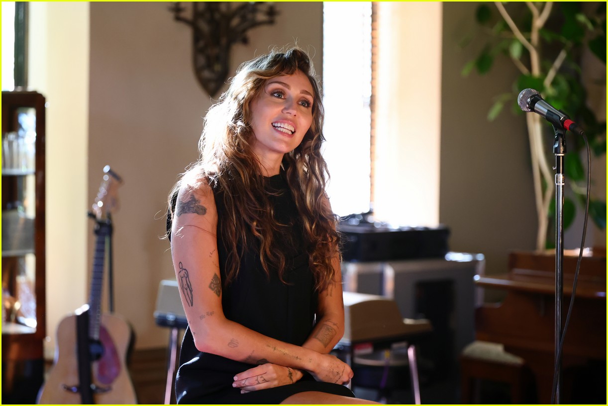 Miley Cyrus & TikTok Throw Surprise Performance for Fans at Chateau ...