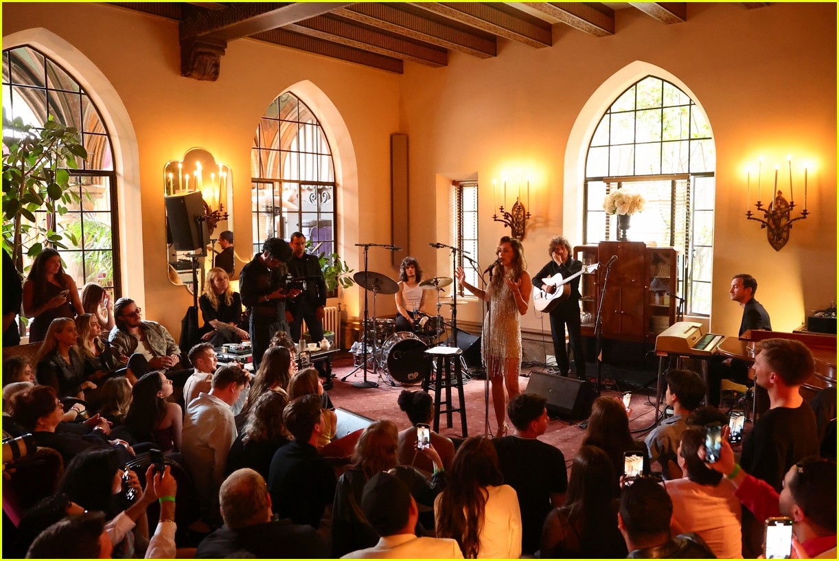 Miley Cyrus & TikTok Throw Surprise Performance for Fans at Chateau ...