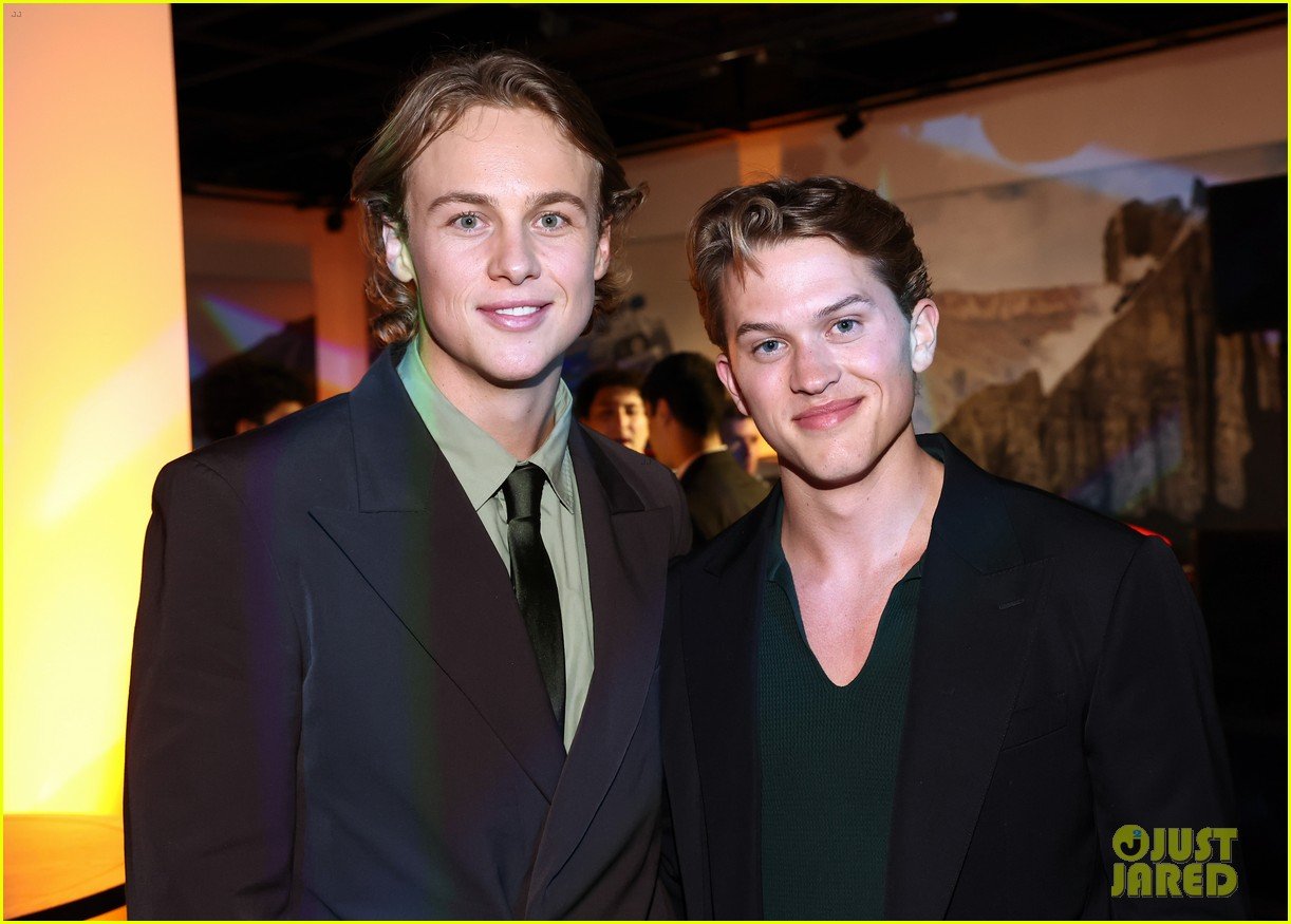 Ryan Phillippe & Son Deacon Attend Premiere of Their New Show ...