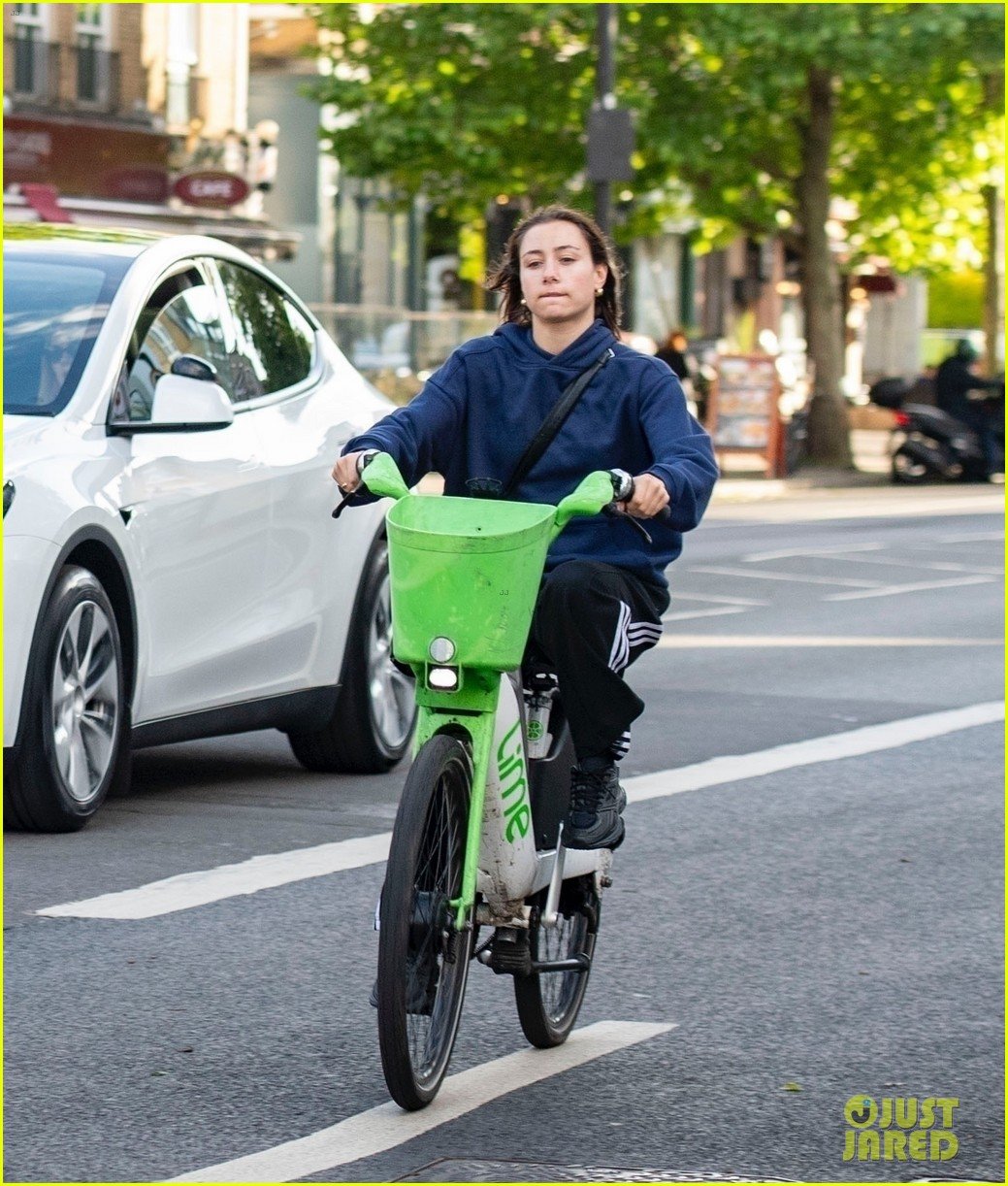 Bridgerton's Luke Newton Spotted with Girlfriend Antonia Roumelioti ...