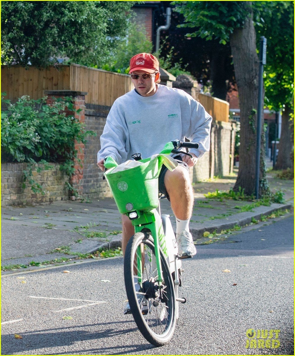 Bridgerton's Luke Newton Spotted with Girlfriend Antonia Roumelioti ...