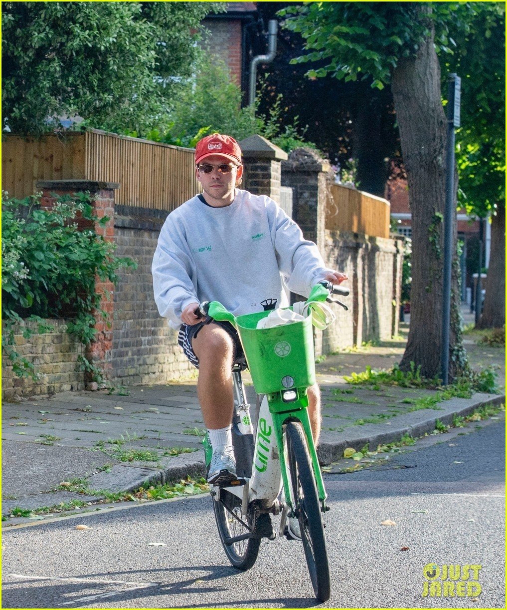 Bridgerton's Luke Newton Spotted with Girlfriend Antonia Roumelioti ...