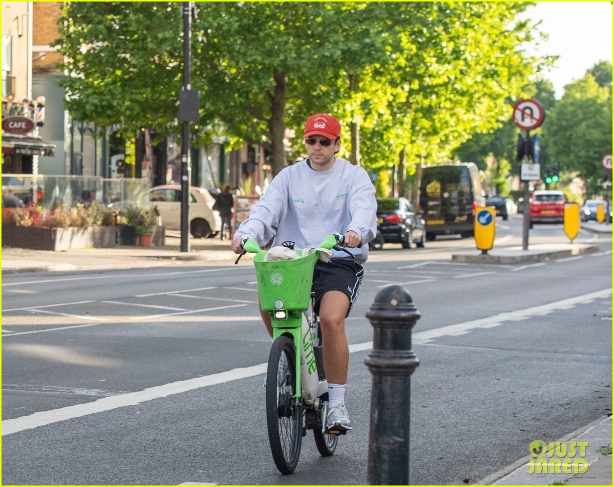 Bridgerton's Luke Newton Spotted with Girlfriend Antonia Roumelioti ...