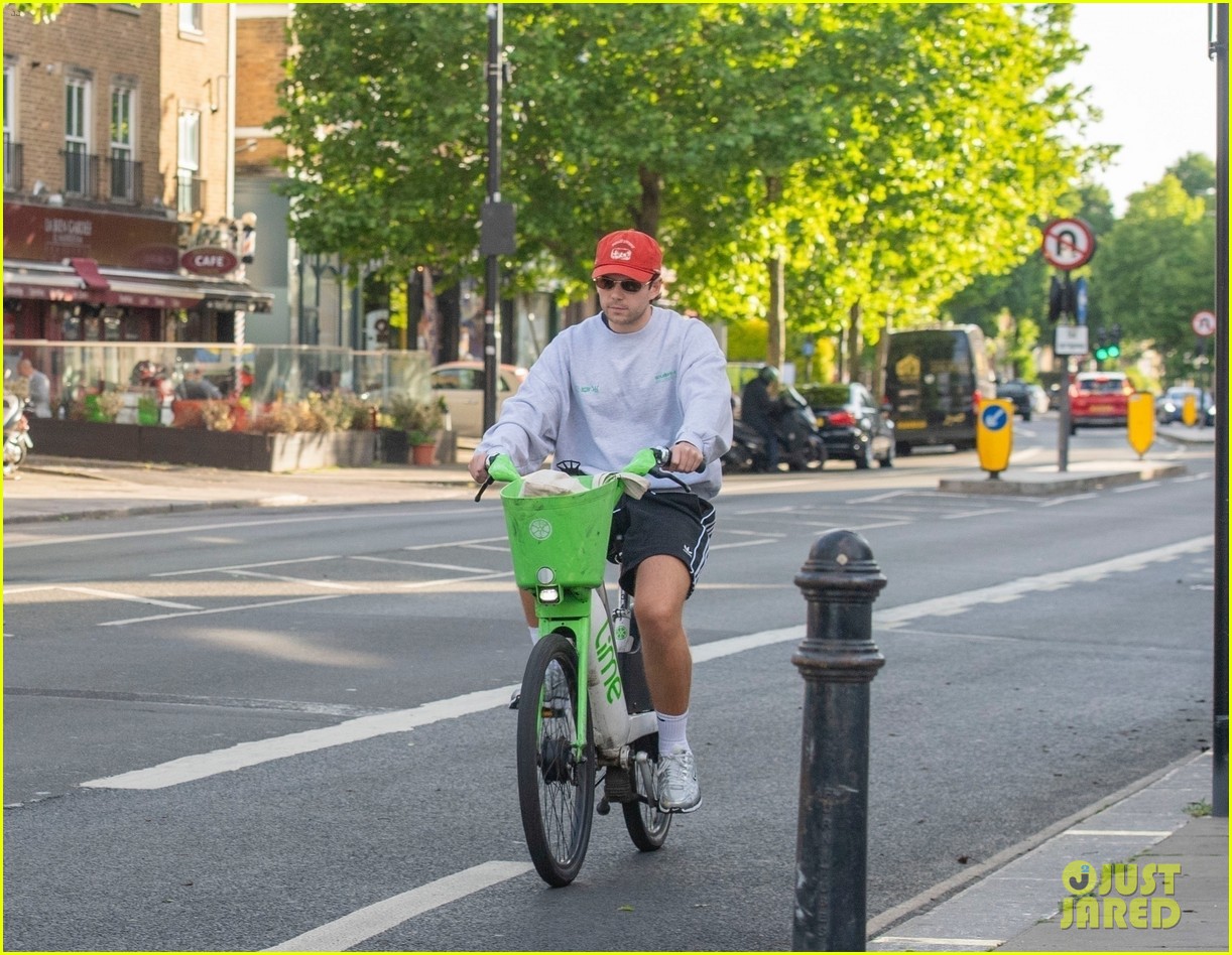 Bridgerton's Luke Newton Spotted with Girlfriend Antonia Roumelioti ...