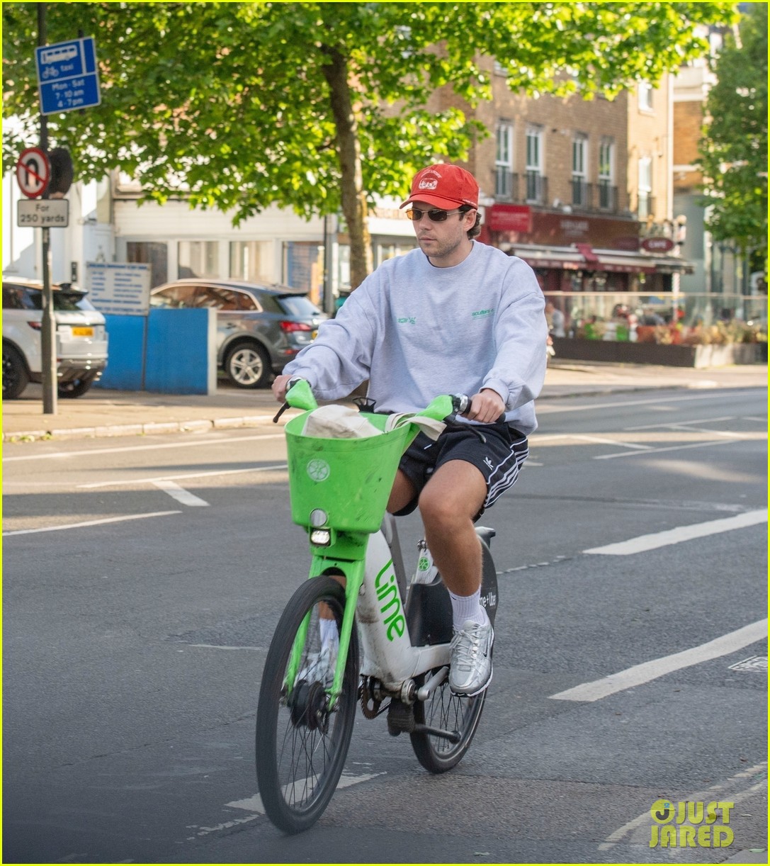 Bridgerton's Luke Newton Spotted with Girlfriend Antonia Roumelioti ...