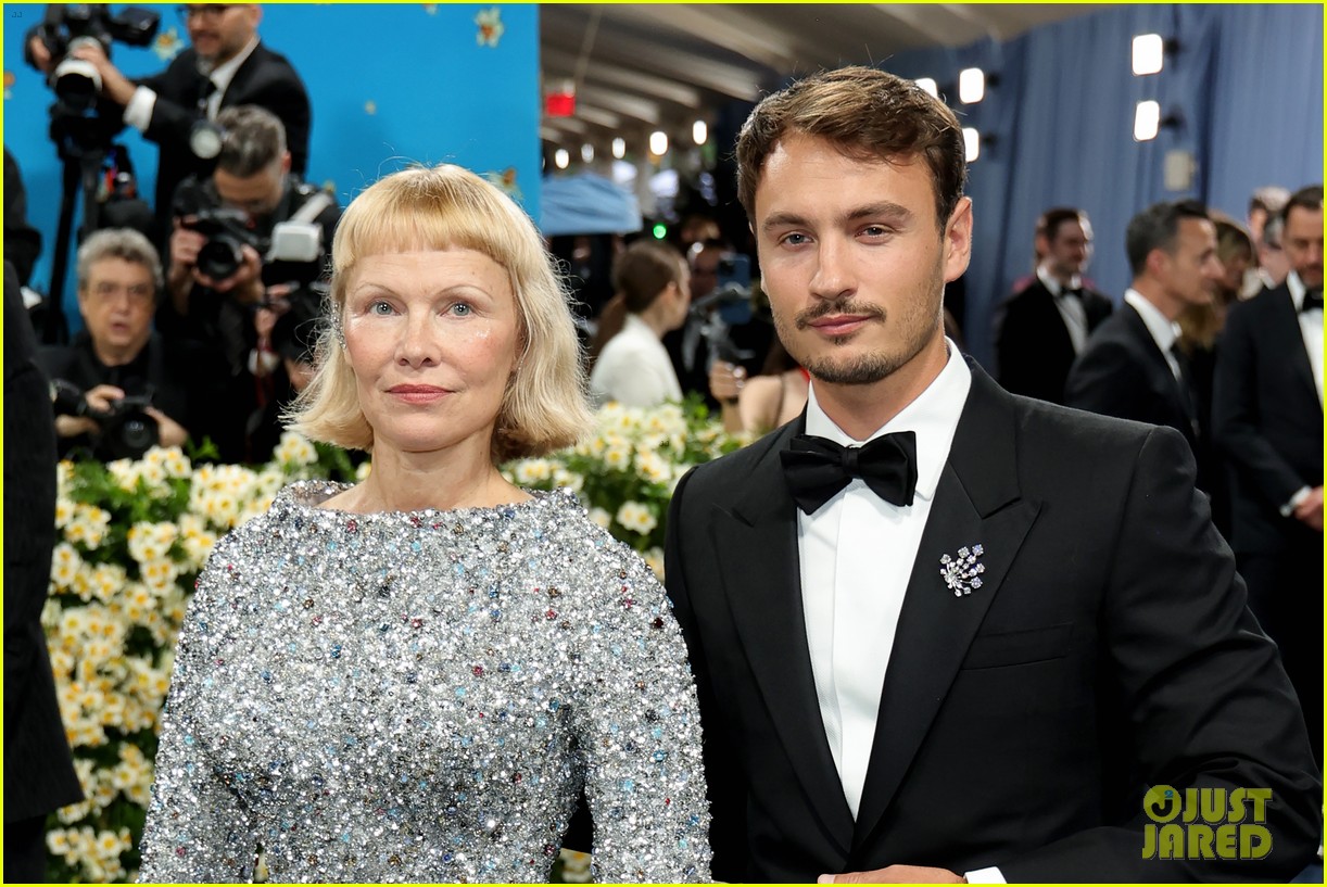 Pamela Anderson Brings Son Brandon Thomas Lee as Her Date to Met Gala ...