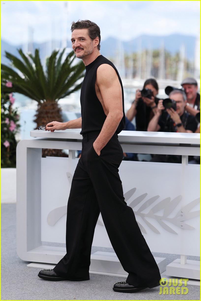 Pedro Pascal Shows Off His Arms at 'Eddington' Photocall with Co-Stars ...