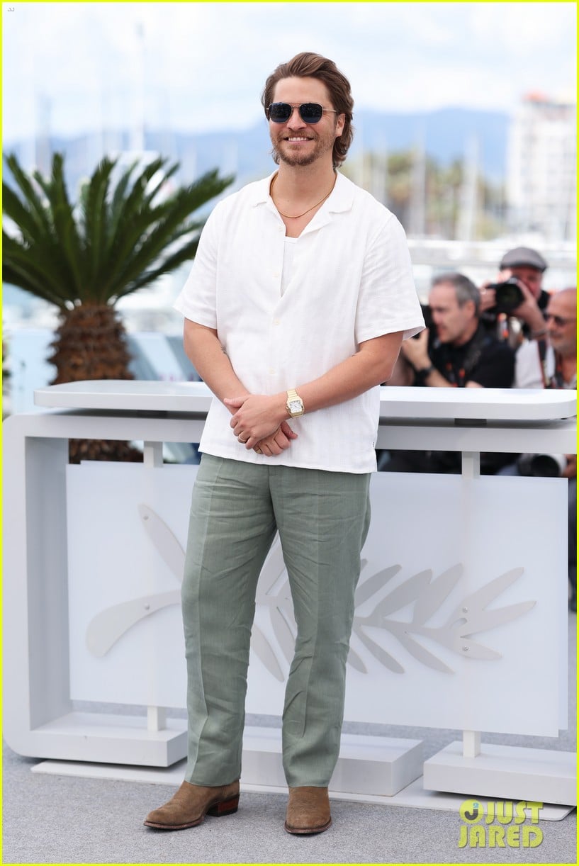 Pedro Pascal Shows Off His Arms at 'Eddington' Photocall with Co-Stars ...