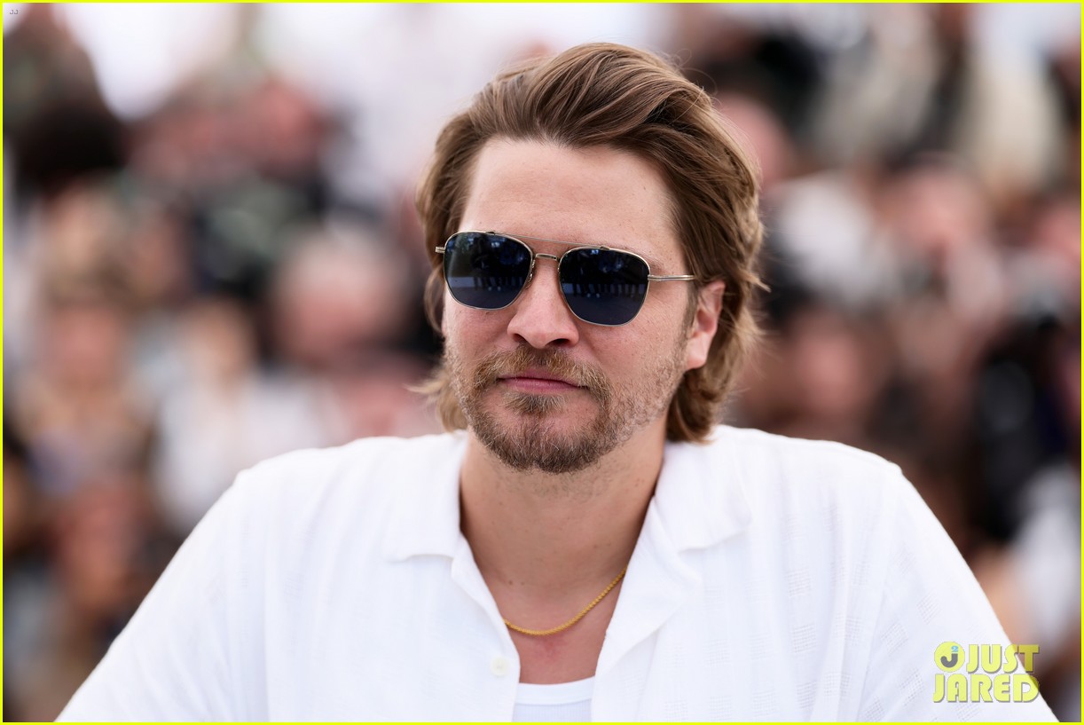 Pedro Pascal Shows Off His Arms at 'Eddington' Photocall with Co-Stars ...