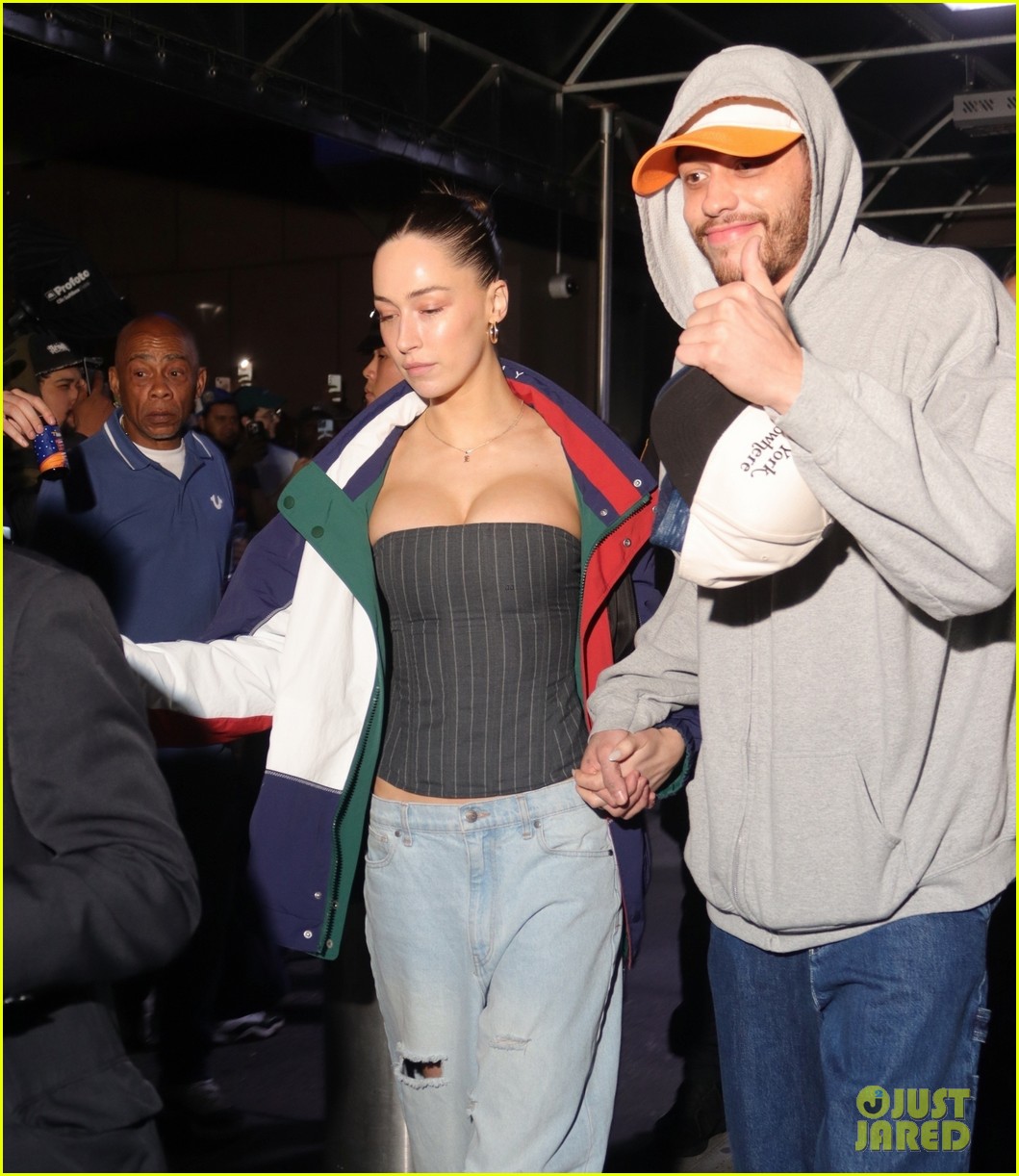 Pete Davidson & Girlfriend Elsie Hewitt Hold Hands at a Knicks Game in ...