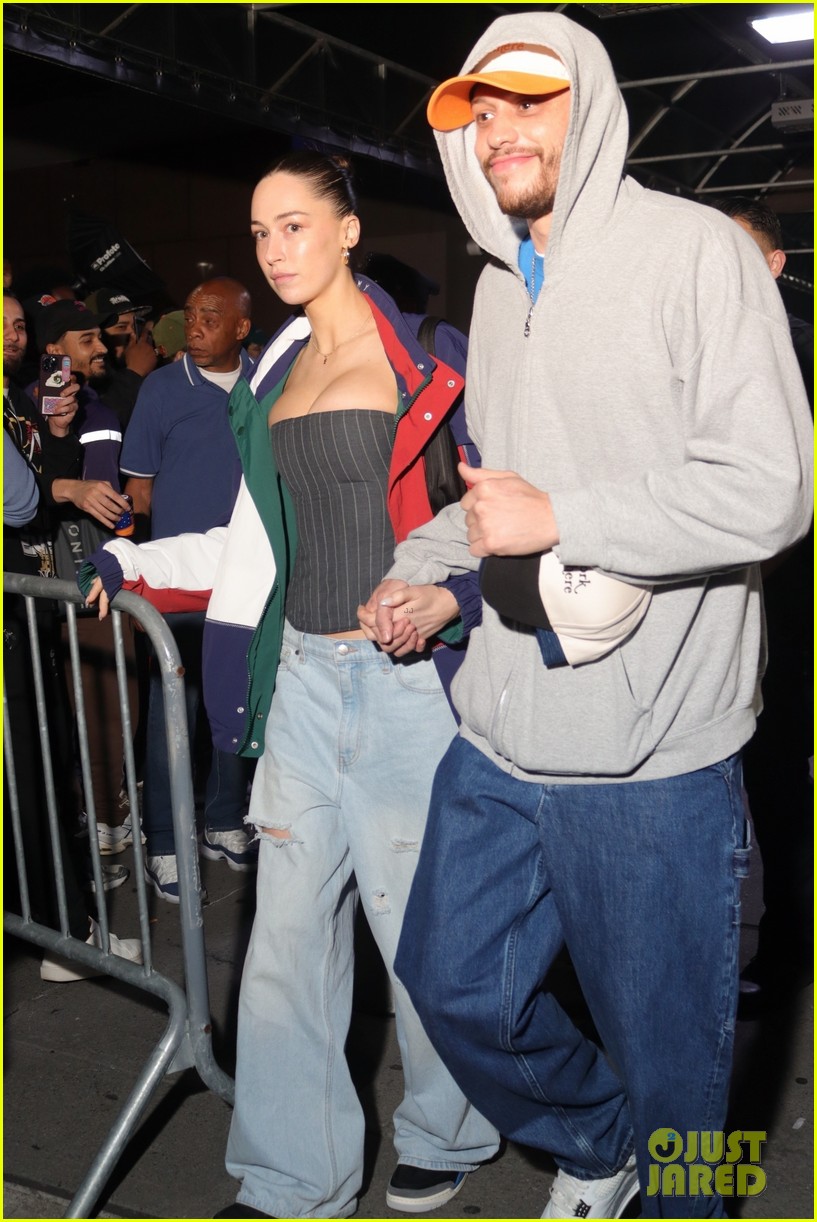 Pete Davidson & Girlfriend Elsie Hewitt Hold Hands at a Knicks Game in ...
