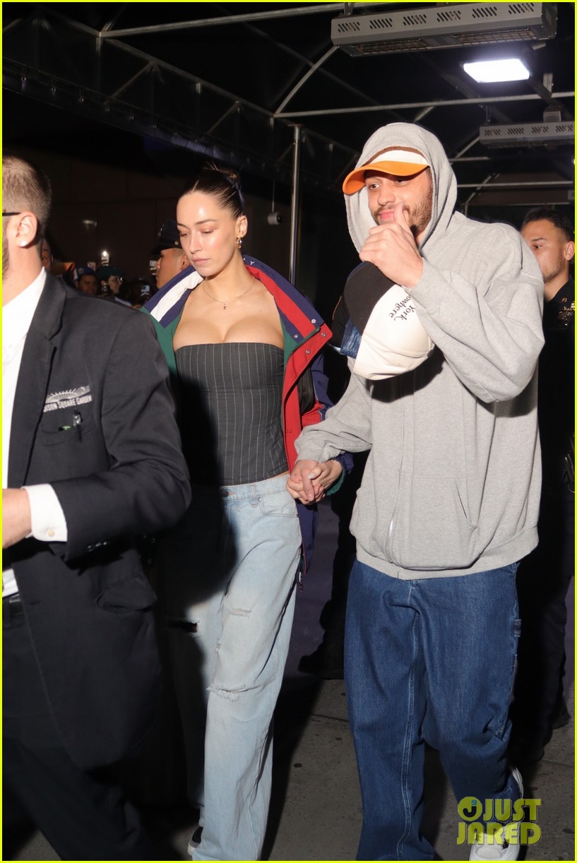 Pete Davidson & Girlfriend Elsie Hewitt Hold Hands at a Knicks Game in ...