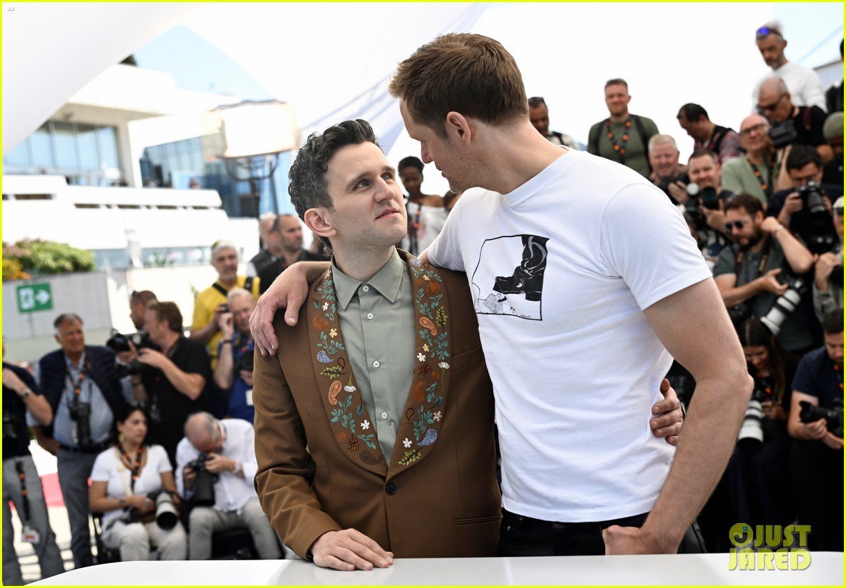 Alexander Skarsgard Kisses Pedro Pascal's Cheek During Standing Ovation ...