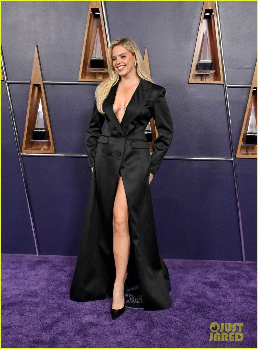 Renee Rapp, Becky G, & Lainey Wilson Walk the AMAs 2025 Carpet Ahead of ...