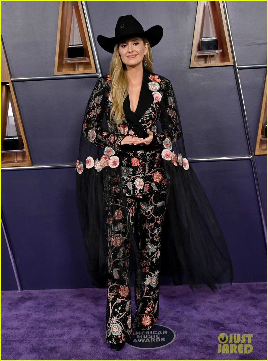 Renee Rapp, Becky G, & Lainey Wilson Walk the AMAs 2025 Carpet Ahead of ...