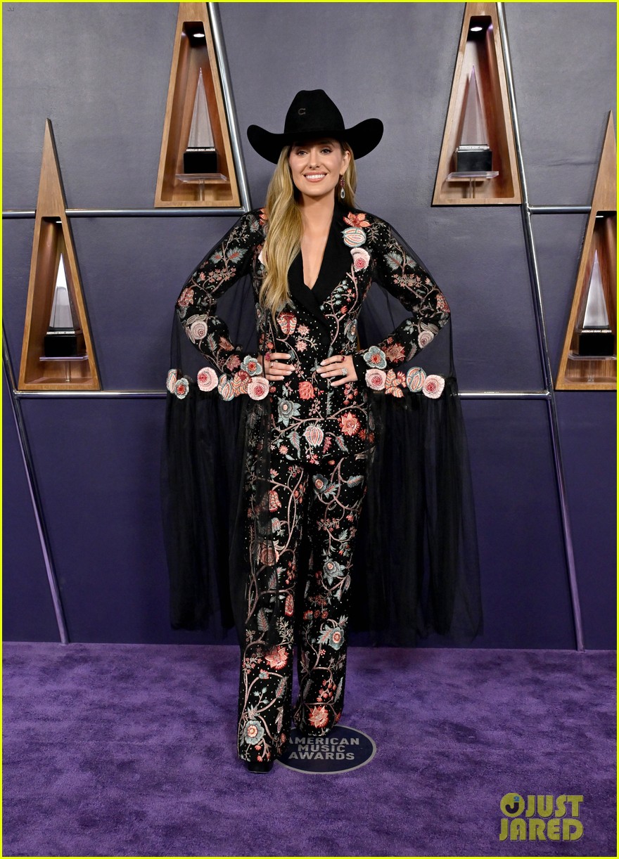 Renee Rapp, Becky G, & Lainey Wilson Walk the AMAs 2025 Carpet Ahead of ...