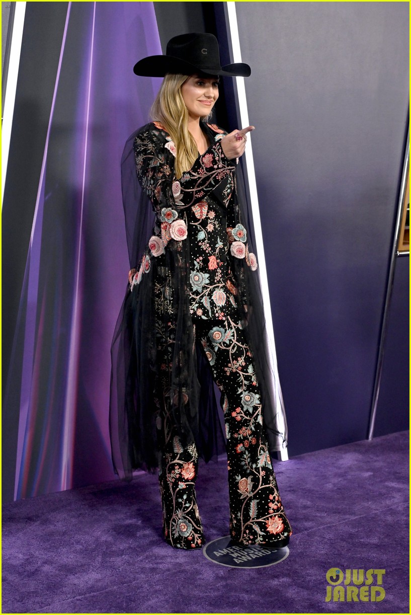 Renee Rapp, Becky G, & Lainey Wilson Walk the AMAs 2025 Carpet Ahead of ...