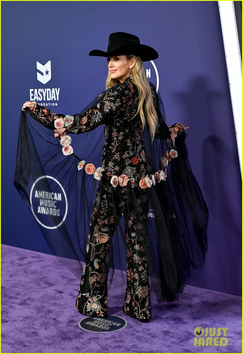 Renee Rapp, Becky G, & Lainey Wilson Walk the AMAs 2025 Carpet Ahead of ...