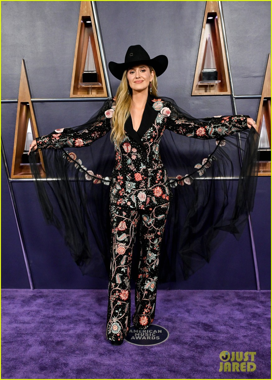 Renee Rapp, Becky G, & Lainey Wilson Walk the AMAs 2025 Carpet Ahead of ...