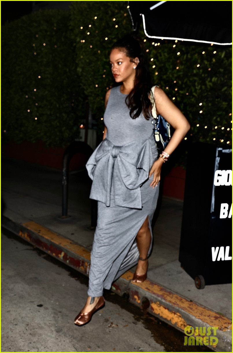Rihanna Wears Big Bow on Her Baby Bump While Out to Dinner in Santa ...