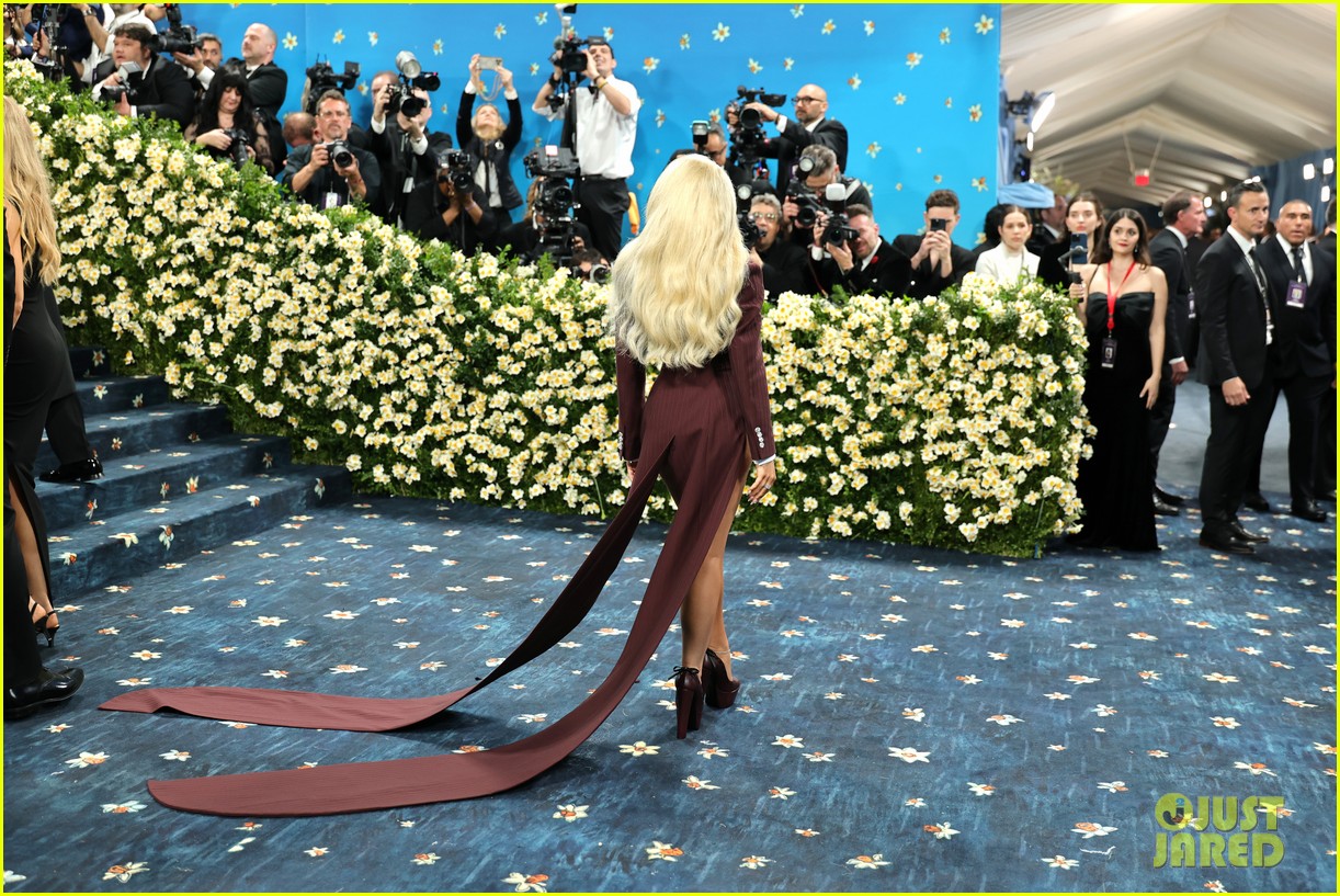 Sabrina Carpenter Shows Off Her Legs In Pantsless Bodysuit at Met Gala 2025: Photo 5153329 ...