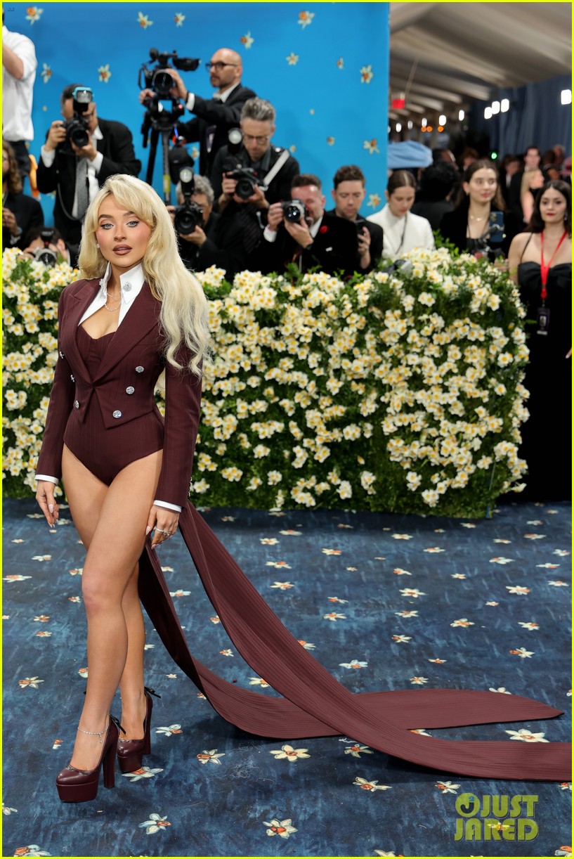 Sabrina Carpenter Shows Off Her Legs In Pantsless Bodysuit at Met Gala 2025: Photo 5153334 ...