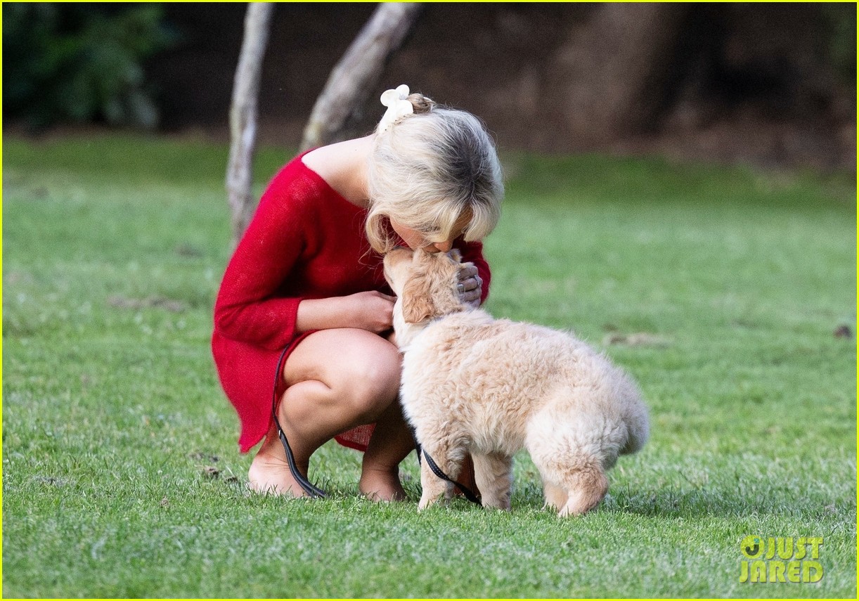 Sabrina Carpenter Spotted With Adorable New Puppy During Park Day in L ...