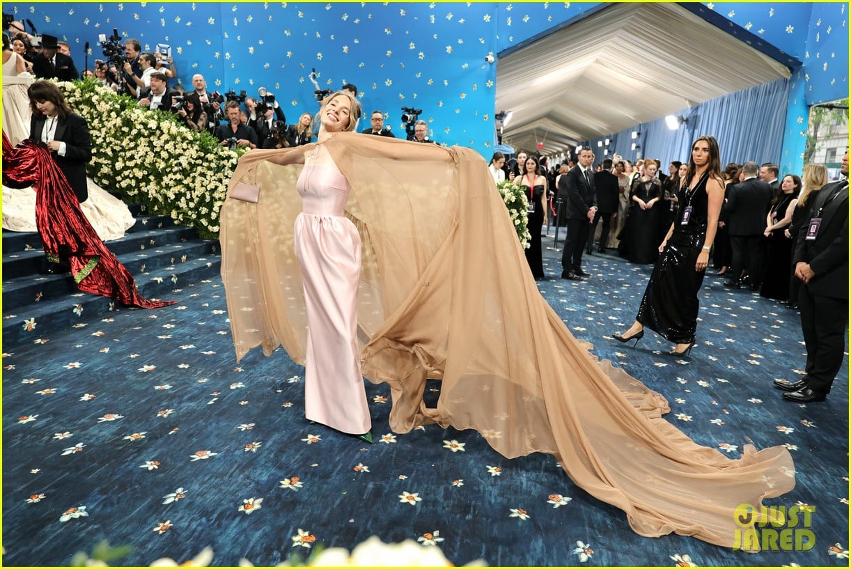 Photo: stranger things co stars sadie sink maya hawke attend met gala ...