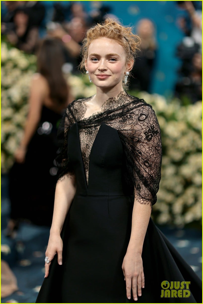 'Stranger Things' Co-Stars Sadie Sink & Maya Hawke Wear Same Designer ...