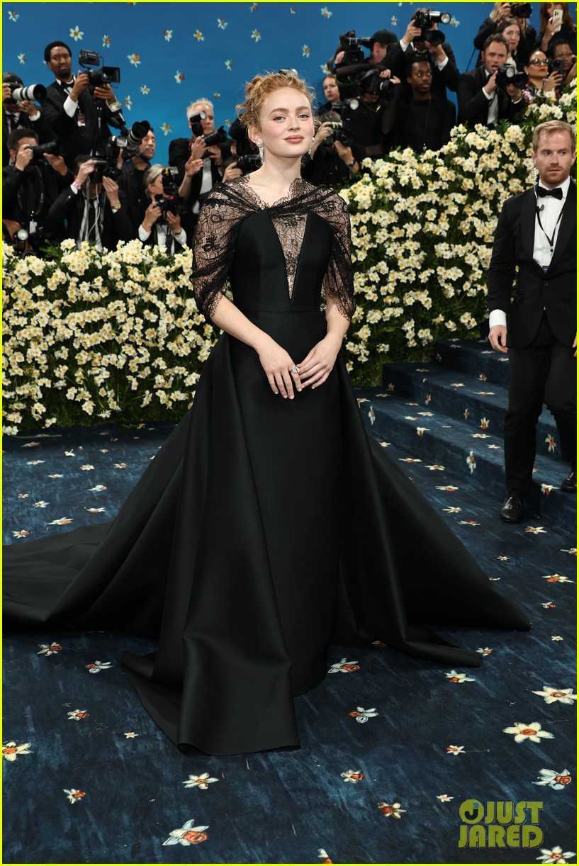 'Stranger Things' Co-Stars Sadie Sink & Maya Hawke Wear Same Designer ...