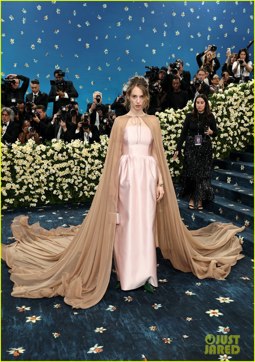 'Stranger Things' Co-Stars Sadie Sink & Maya Hawke Wear Same Designer For Met Gala 2025: Photo ...