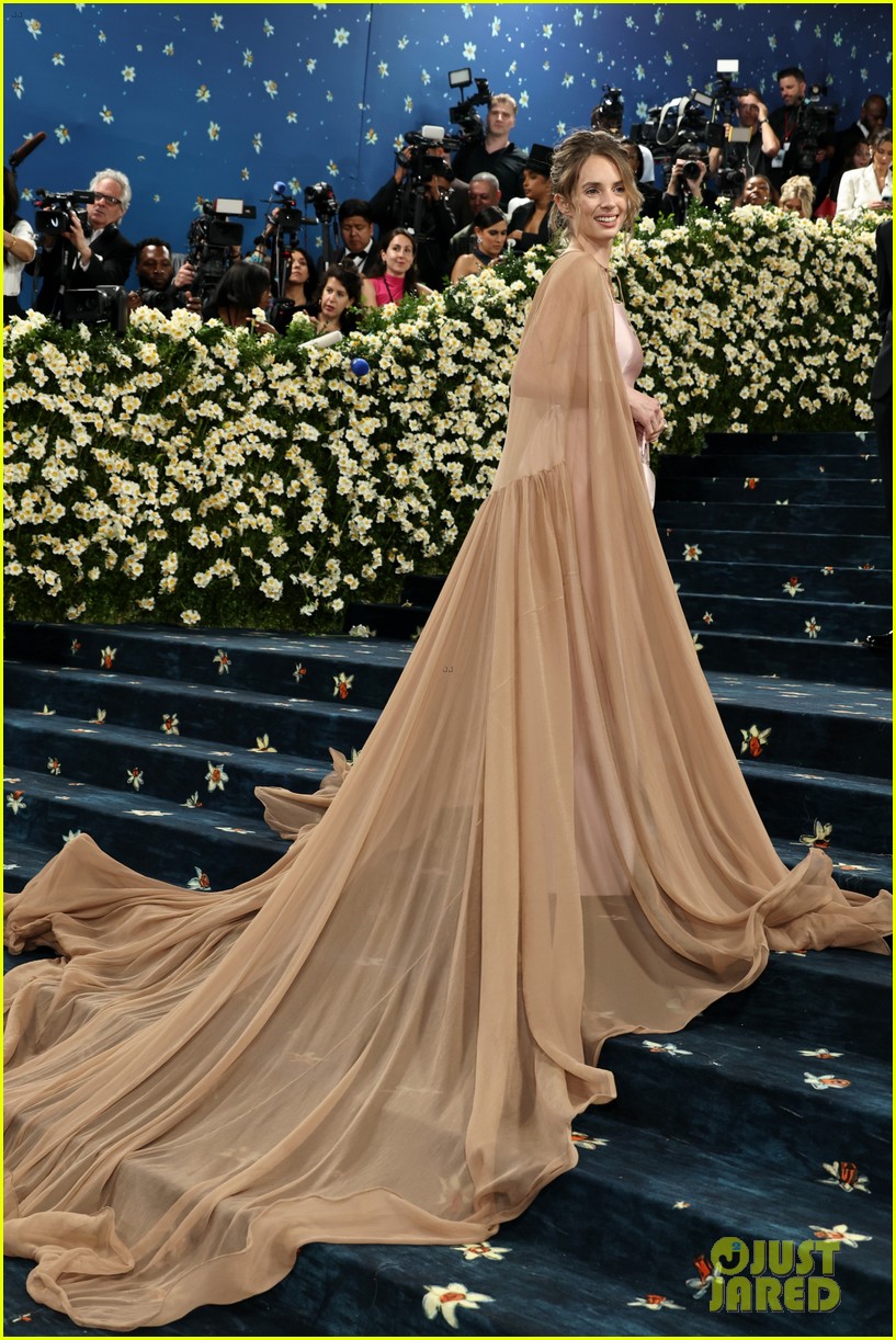 'Stranger Things' Co-Stars Sadie Sink & Maya Hawke Wear Same Designer ...