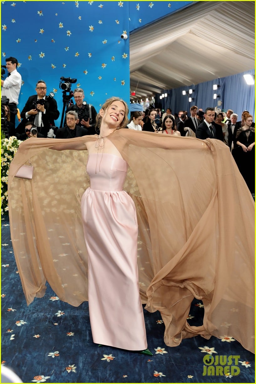 'Stranger Things' Co-Stars Sadie Sink & Maya Hawke Wear Same Designer ...