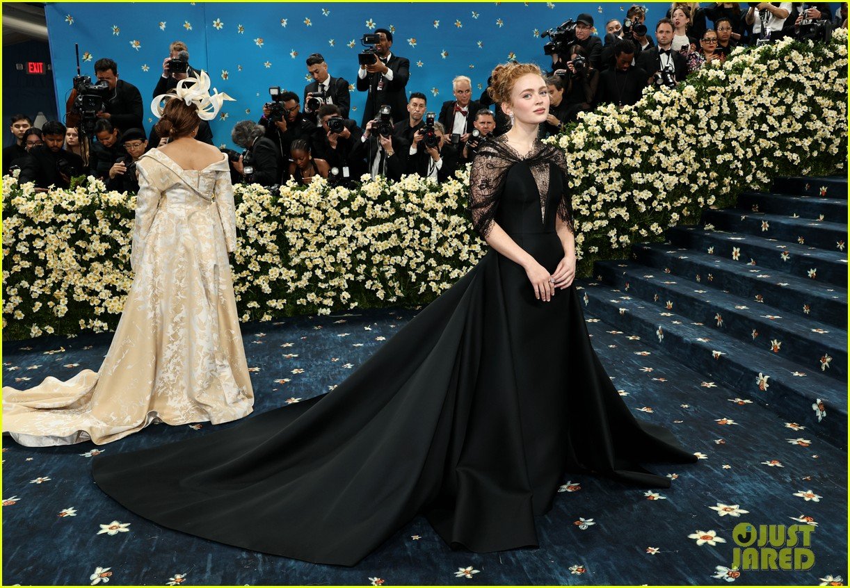 'Stranger Things' Co-Stars Sadie Sink & Maya Hawke Wear Same Designer ...