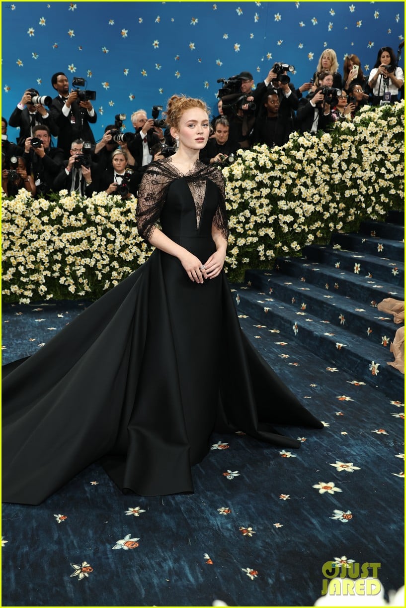 'Stranger Things' Co-Stars Sadie Sink & Maya Hawke Wear Same Designer ...