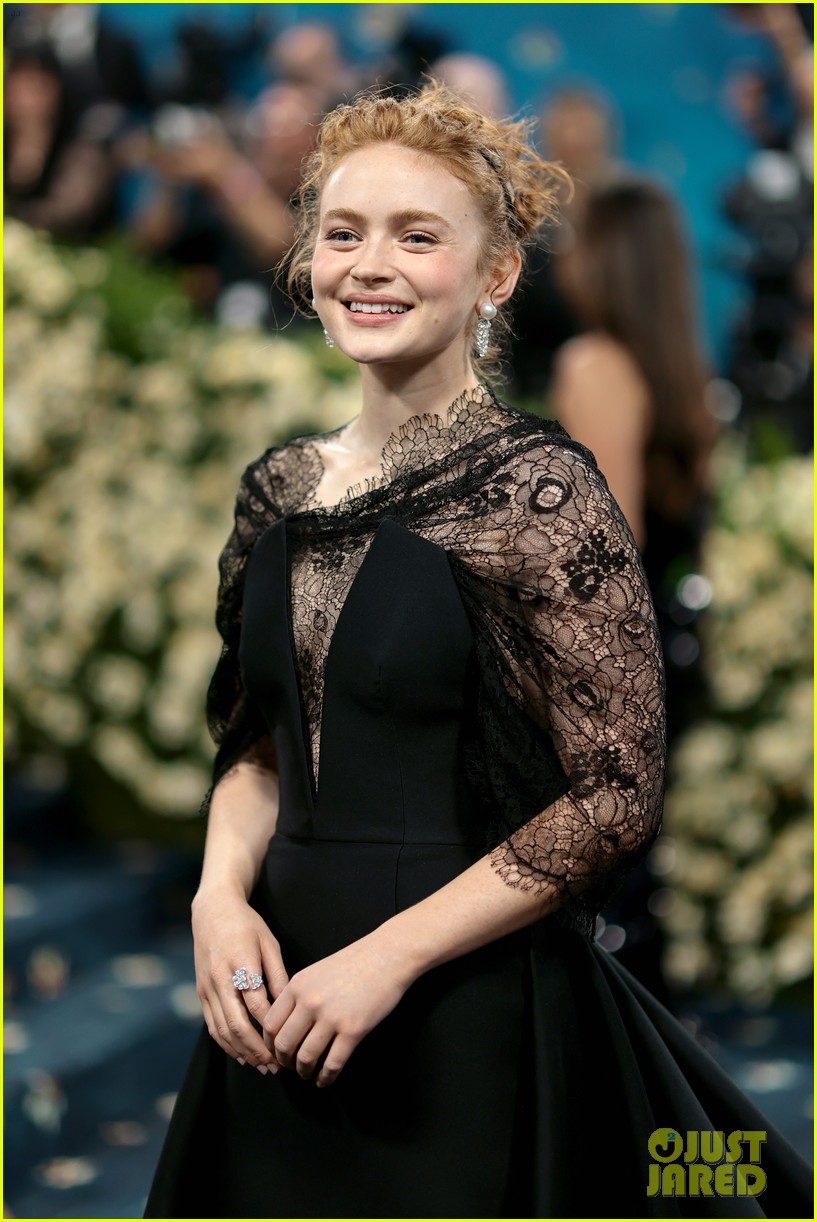 'Stranger Things' Co-Stars Sadie Sink & Maya Hawke Wear Same Designer ...