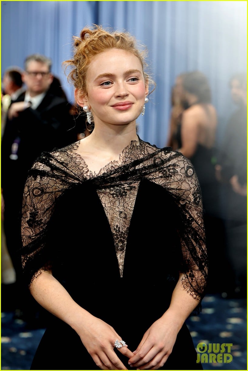 'Stranger Things' Co-Stars Sadie Sink & Maya Hawke Wear Same Designer ...