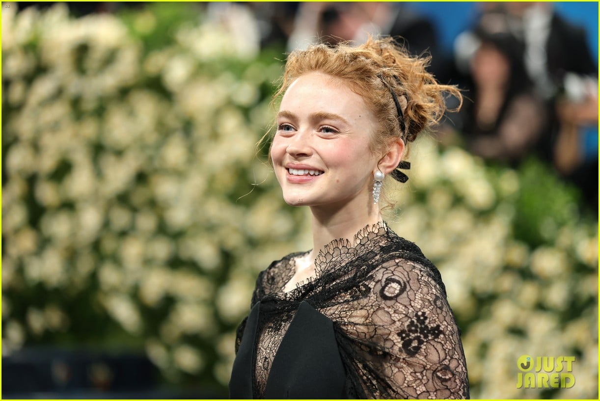 'Stranger Things' Co-Stars Sadie Sink & Maya Hawke Wear Same Designer ...