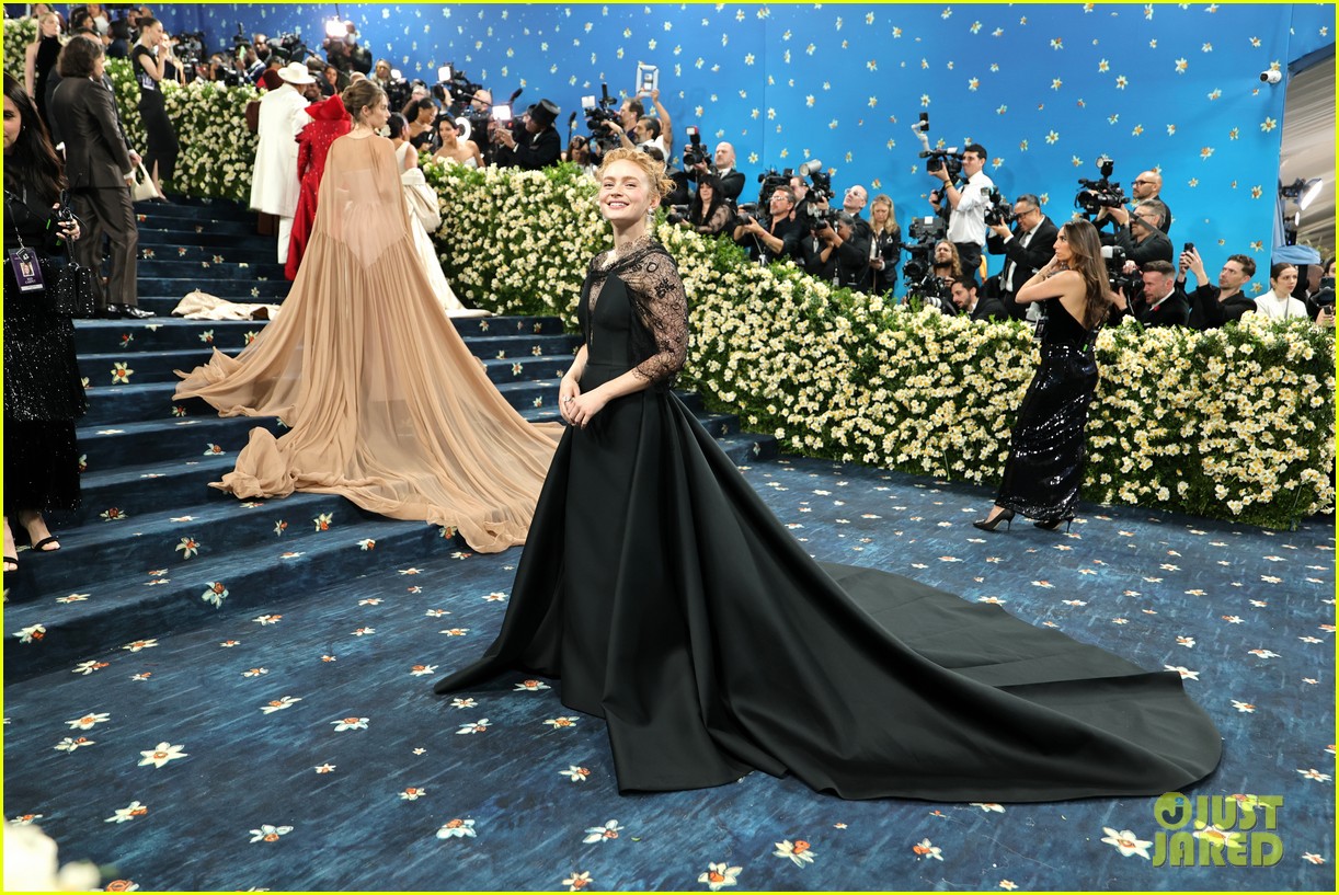 'Stranger Things' Co-Stars Sadie Sink & Maya Hawke Wear Same Designer ...